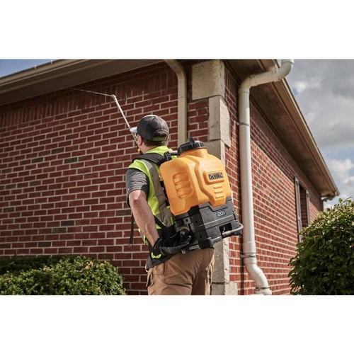 DEWALT Backpack Sprayer 4 Gal. 20V MAX Li-ion Adjustable Spray Tip ...