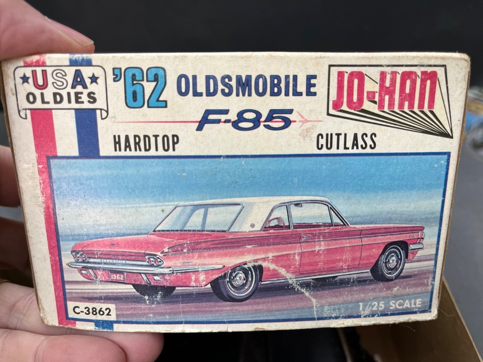 Johan C-3862 1962 Oldsmobile Cutlass F-85 Coupe BLACK Car Model KIT 1/ ...