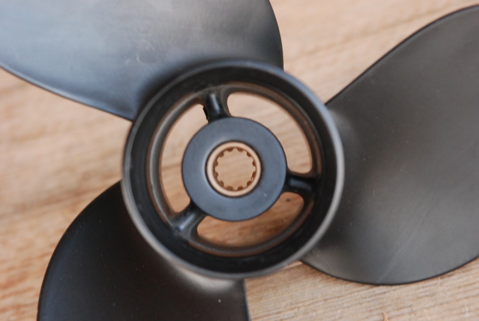 Solas 3011-085-07 Amita 3-Blade 12-Tooth Spline Aluminum Propeller 9 X ...