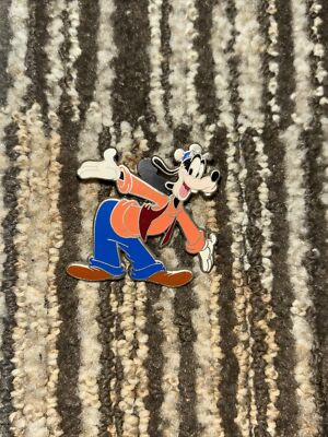Disney 2009 Goofy Hands out Pin | eBay