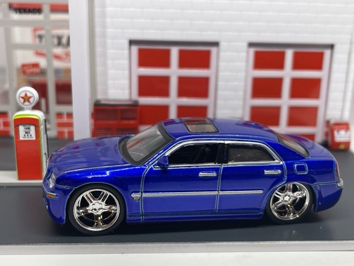2005-2010 Chrysler 300c Blue 1/64 Diorama Model Jada 5 Deep Exclusive ...