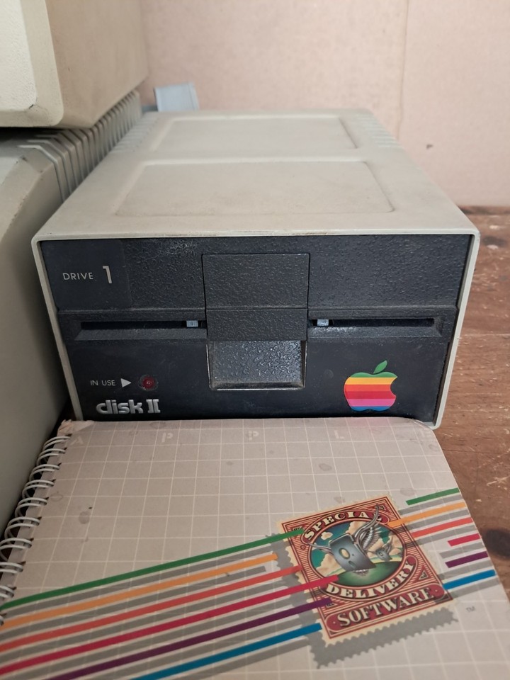 Apple II Plus Computer Lot AA11040B Screen Power Supply Disc Drive And ...