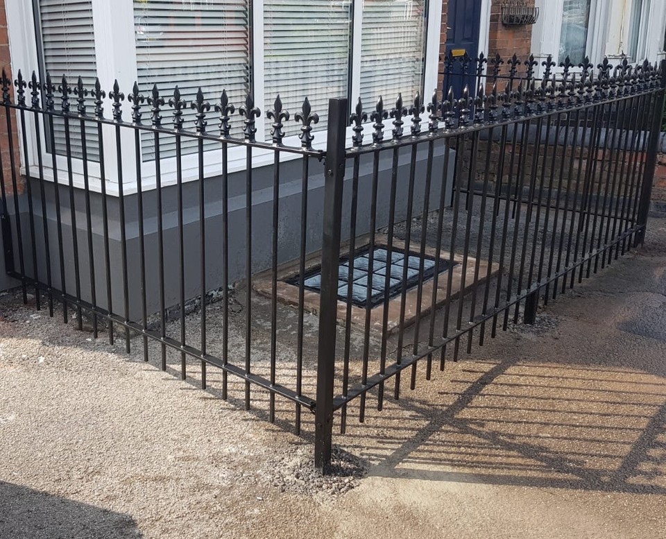 HIGH QUALITY - SQUARE STEEL GATE POST / WROUGHT IRON RAILING POST - S/M ...