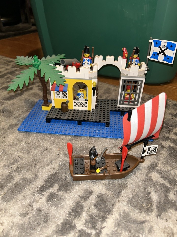 LEGO Pirates: Lagoon Lock-Up Complete With Instructions (6267 ...