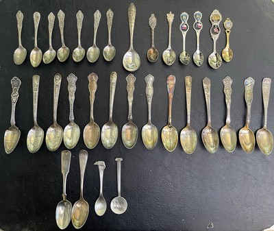 LOT of 32 VINTAGE COLLECTOR SPOONS BATTLESHIPS, TEXAS, MICKEY MOUSE ...