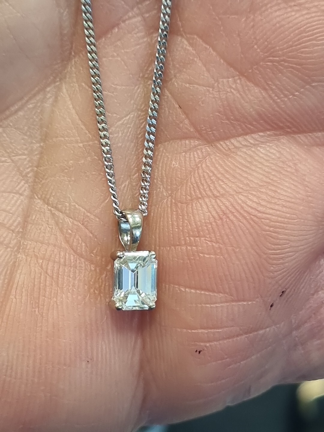 18ct/750 0.88ct Emerald Cut Diamond Pendant & Chain - Gem