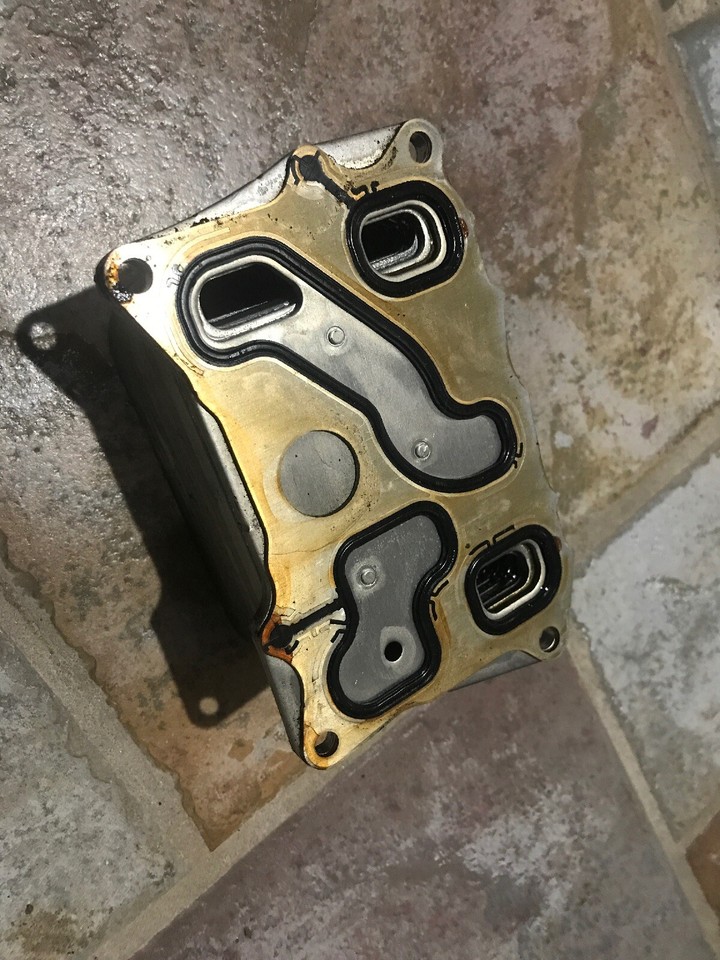 B851 - W218 MERCEDES CL CLS E M S SL M278 M157 ENGINE OIL COOLER ...