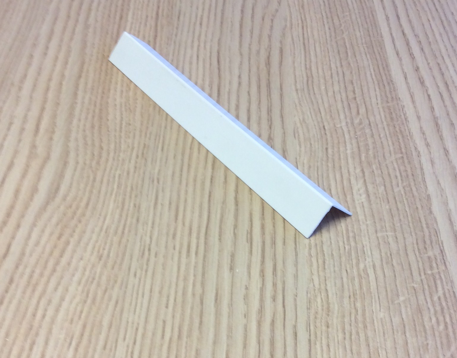 White PVC Angle Trim 25 x 25mm Plastic 90 Degree Angle Bathroom Panels ...