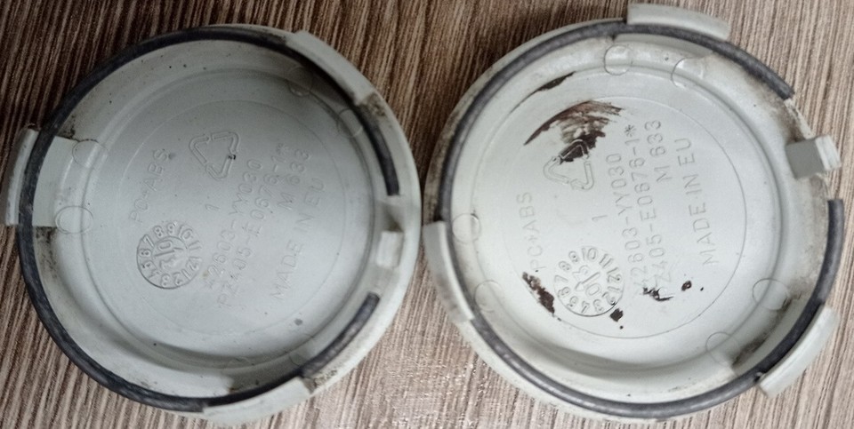 2x GENUINE TOYOTA COROLLA, AVENSIS CENTRE / HUB CAP FOR ALLOYS A#48 ...