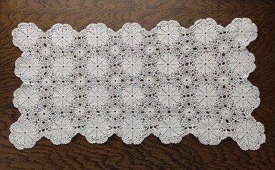 Vintage Table Centerpiece Runner/Dresser Scarf Medallion Pattern 25” X ...