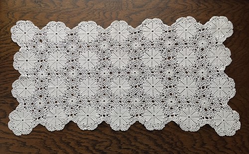 Vintage Table Centerpiece Runner/Dresser Scarf Medallion Pattern 25” X ...