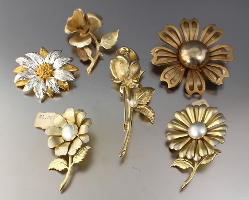 LOT OF 6 VINTAGE GOLD TONE FLOWER PINS BROOCH SIGNED DANECRAFT BROOKS ...