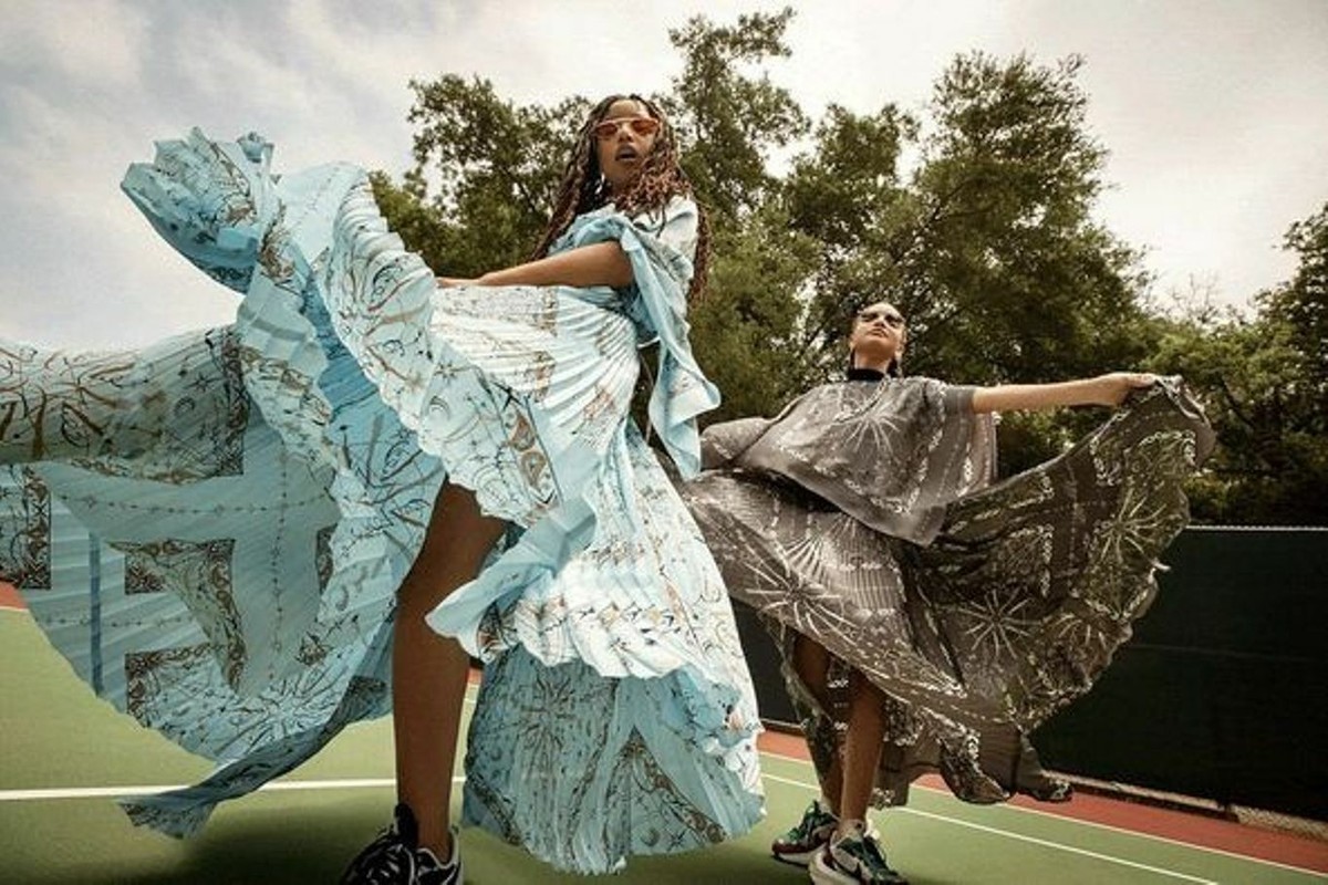 $915 Sacai X Dr Woo NEW Bandana Logo Print Swing Top 3 Cape $915 Sacai X Dr Woo NEW Bandana Logo Print Swing Top 3 Cape