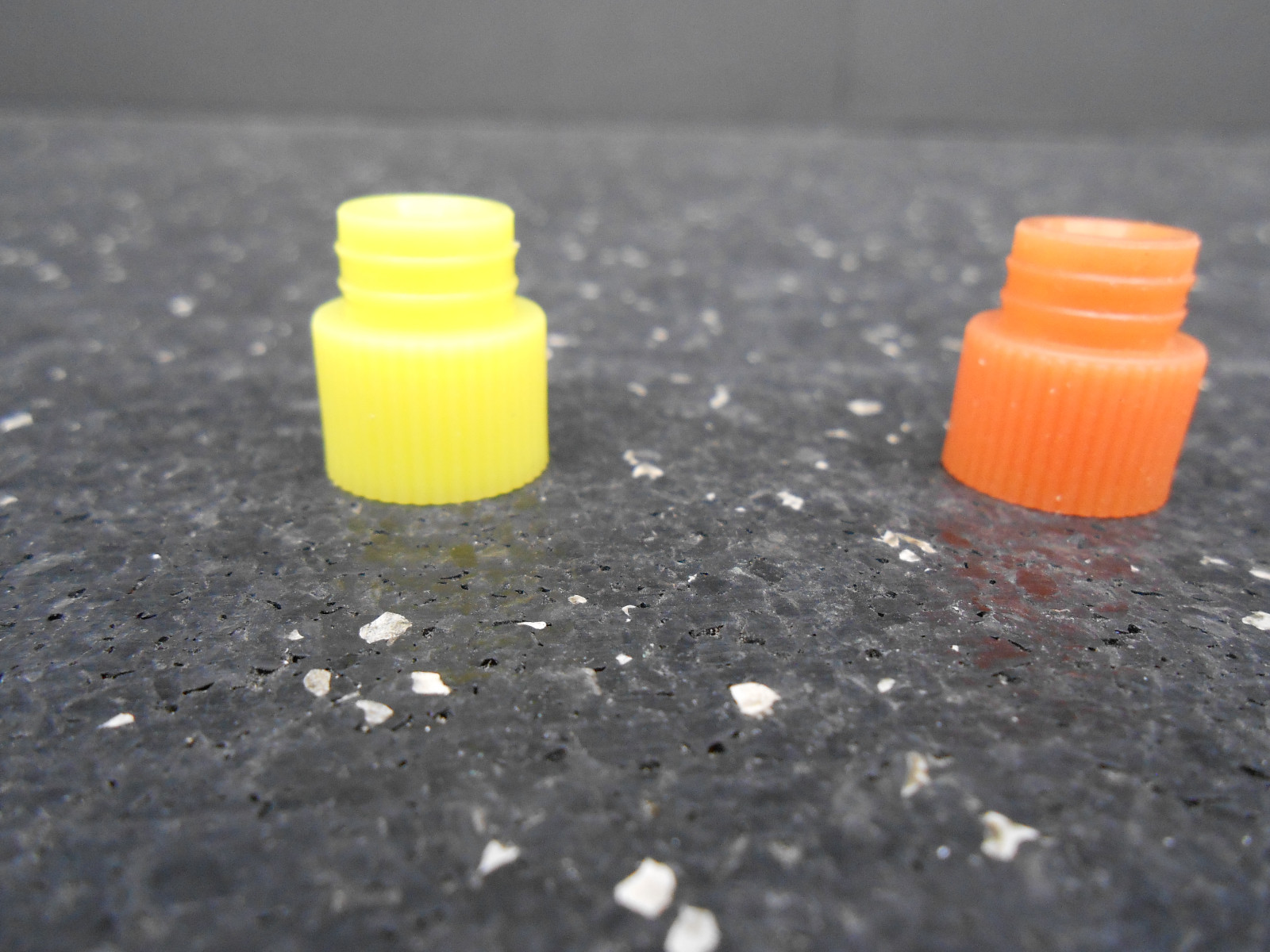 1 LOT APPROX 1000 SARSTEDT 65.809 PUSH IN STOPPERS COLORS YELLOW/ORANGE ...