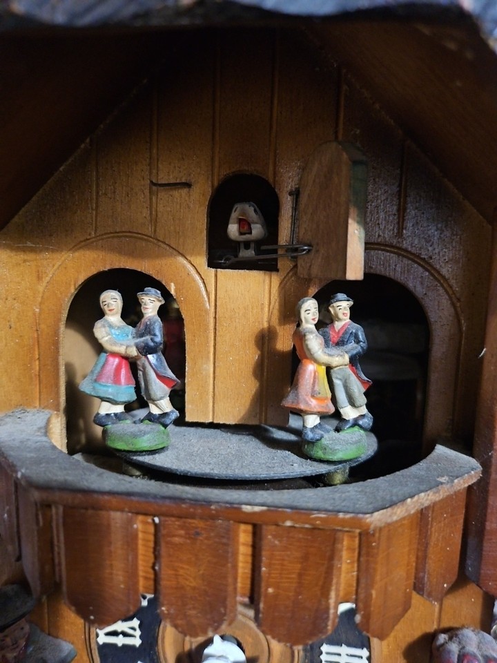 German Made Hubert Herr cuckoo clock chalet 1960s dancers Sur Les ...