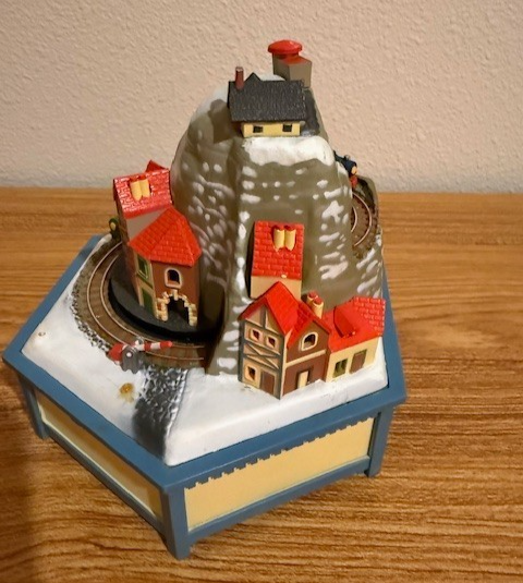 VTG 1981 Enesco Music Box Alpine Village Train Wind-Up Plays (Small ...