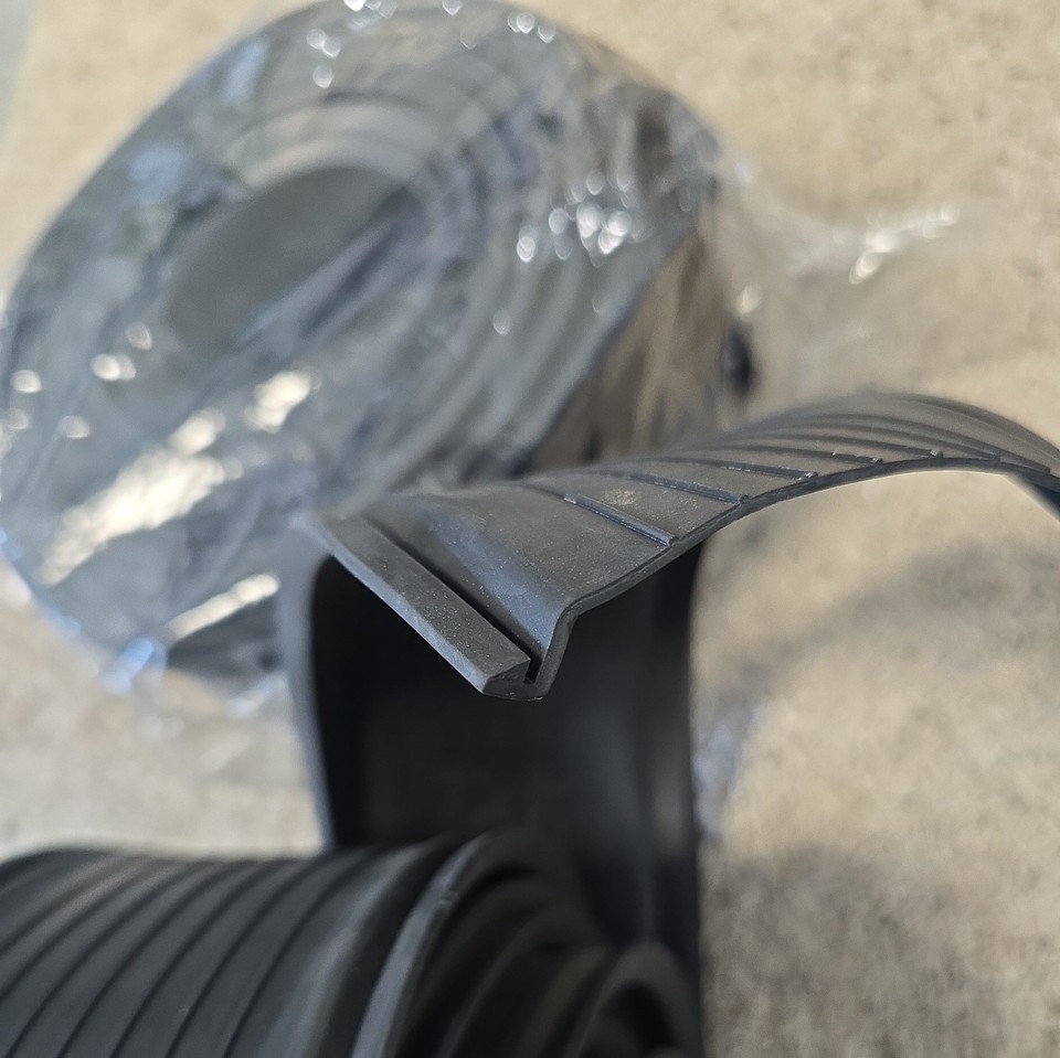 CLOPAY SINGLE CHANNEL 4" GARAGE DOOR BOTTOM WEATHER SEAL 2 rolls for 16 ...