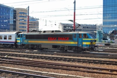 PHOTO BELGIAN RAILWAYS - SNCB/NMBS CLASS 21 NO 2105 ENTERING BRUSSELS ...
