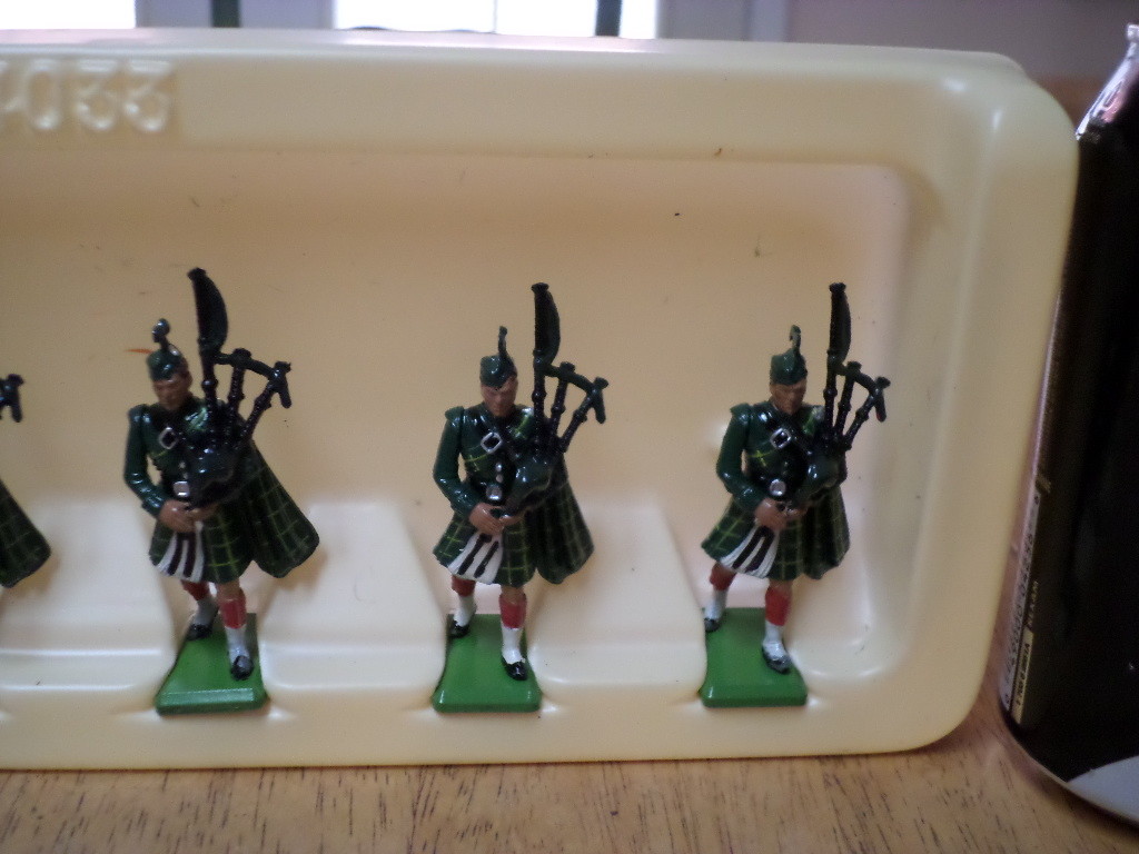BRITAINS METAL MODELS - [BOX SET #7242] #6 Gordon Highlander Pipers ...