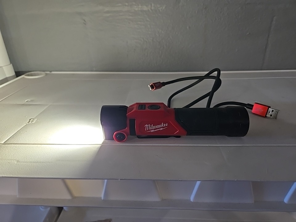 Milwaukee REDLITHIUM USB Rechargeable Pivoting Flashlight 2113-21 | eBay