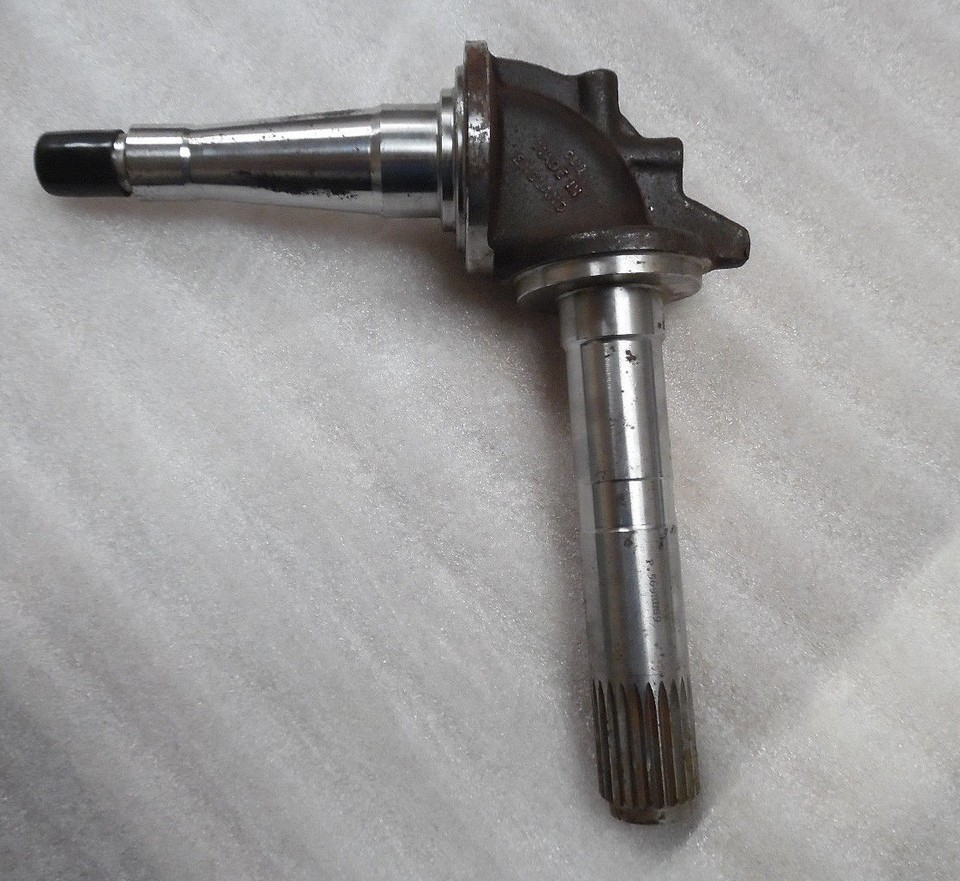 SPINDLE - RH. COMPATIBLE WITH: FORDSON: MAJOR, POWER MAJOR, SUPER MAJOR ...