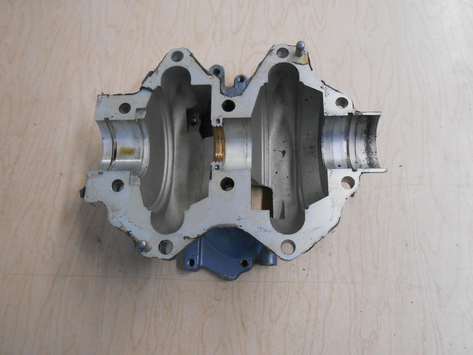 384602 OMC 1975 Evinrude 25hp 25502B Outboard crankcase block half T118 ...