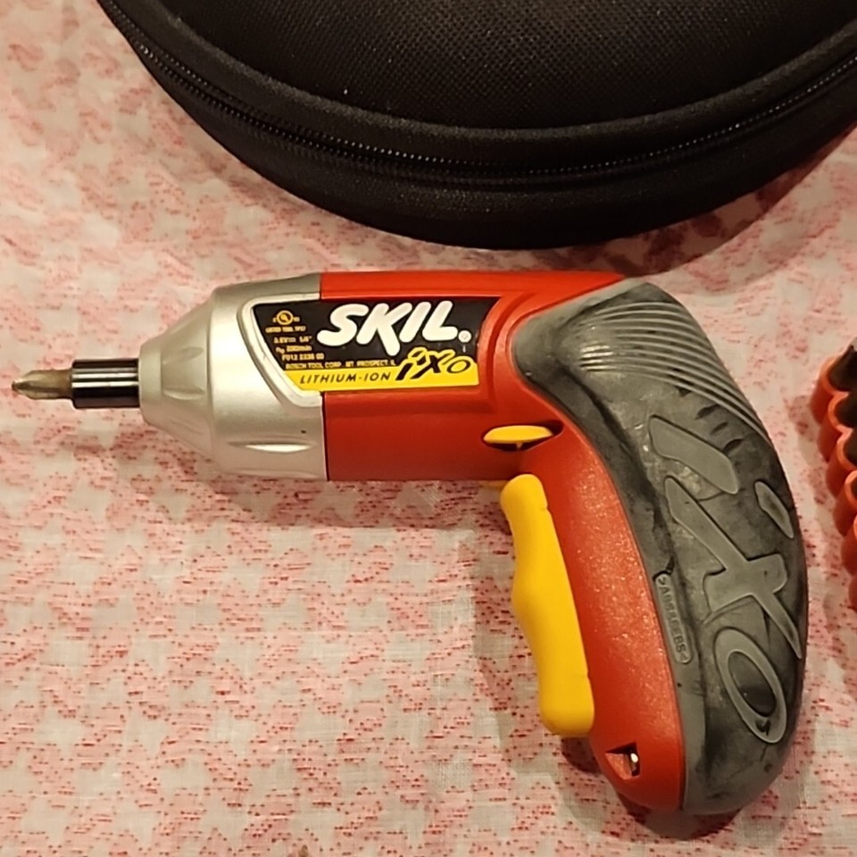 SKIL iXo Lithium ion Power Palm Size Screwdriver KIT Charger Case Bits ...