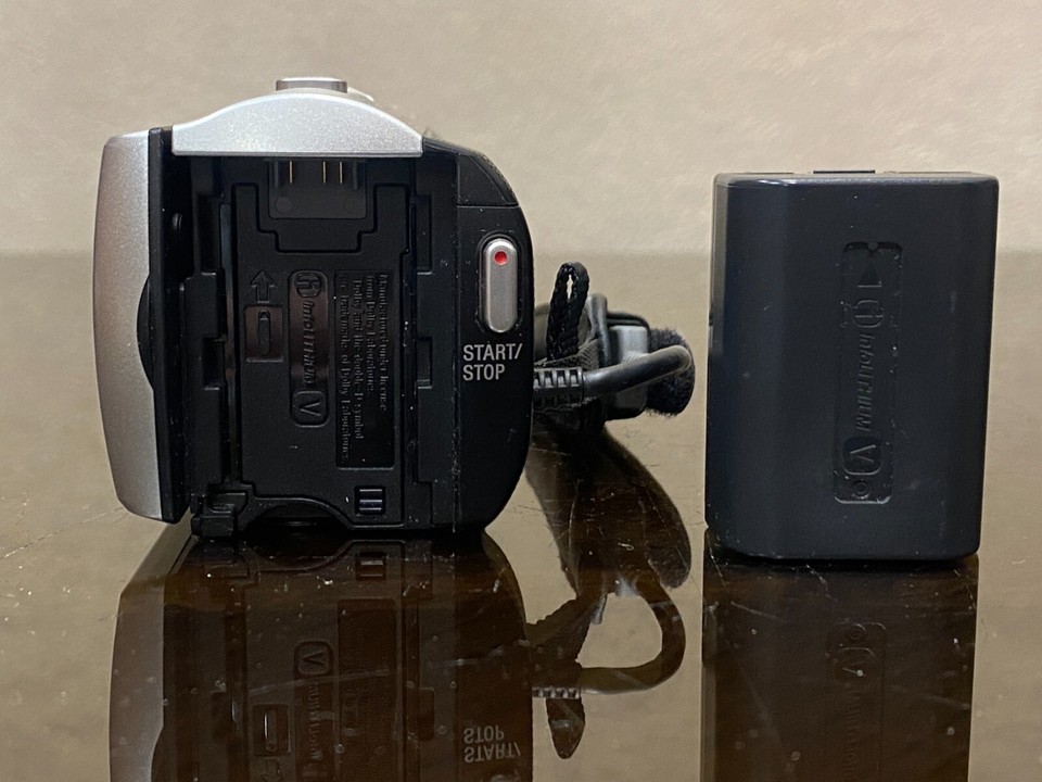 SONY HDR-CX220E Handycam 8.9 MP HD Camcoder Silver With 16 GB MicroSD ...