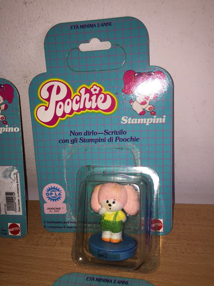 Mattel Poochie Set di 6 TIMBRINI con personaggi 5 cm in Card, 1982 DANNEGGIATI c | eBay