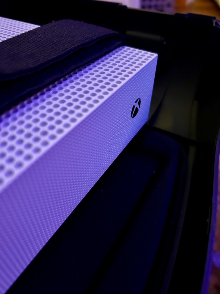 GAEMS Vanguard Monitor Case with Xbox Console – Portable Gaming System ...