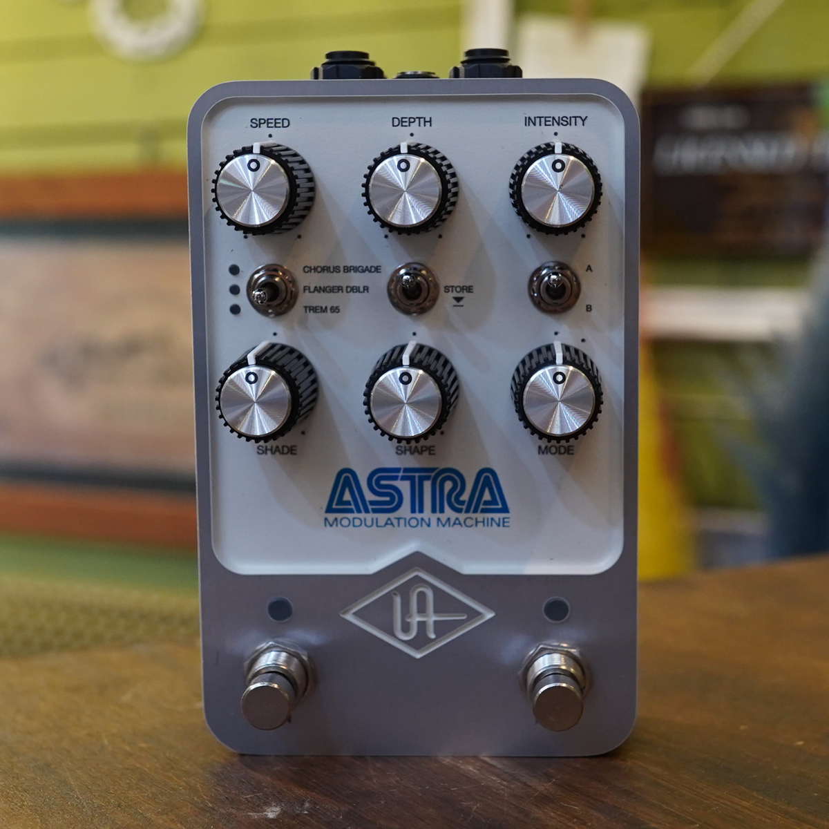 Universal Audio Astra Modulation Machine UAFX Guitar Effects Universal Audio Astra Modulation Machine UAFX Guitar Effects