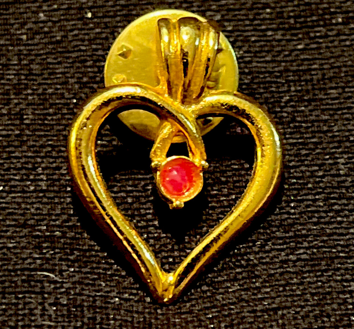 Vintage Harriet Carter Gold Tone Heart Lapel Pin - Gem