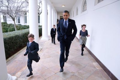 PRESIDENT OBAMA AND CHILDREN ON WH COLONNADE 12x18 GLOSSY PHOTO PRINT ...