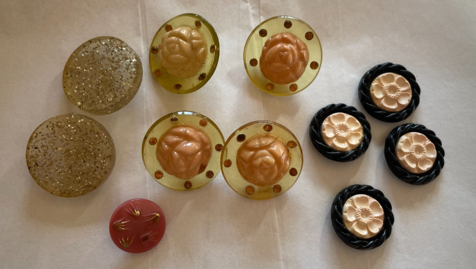 Lot of 75 Vintage Buttons Sets Various Sizes Shapes Colors Patterns ...