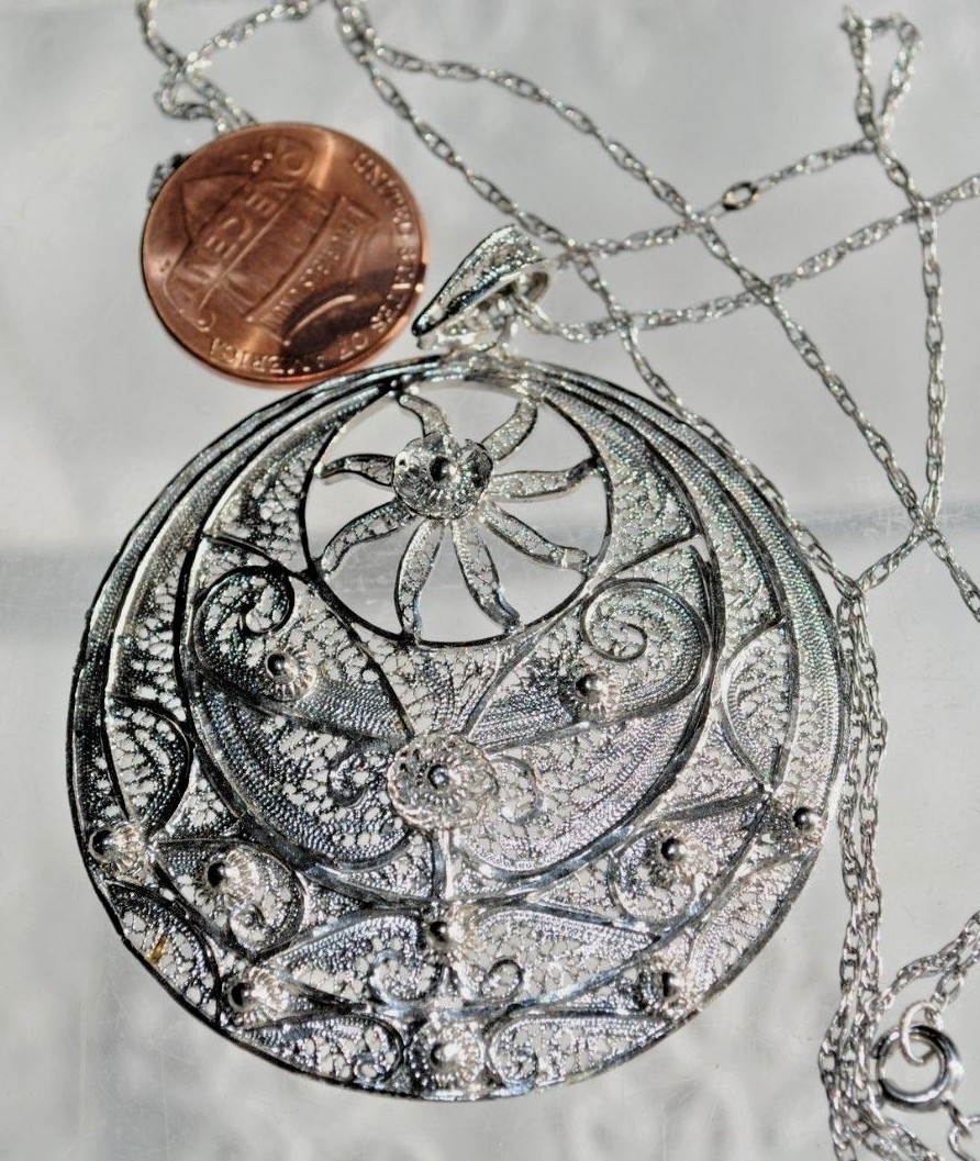 GORGEOUS VINTAGE FILIGREE LARGE ROUND PENDANT w CHAIN… - Gem