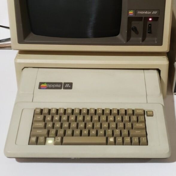 Apple IIe Vintage Computer System With Monitor III & Vista Disk Drives ...