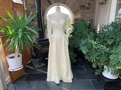 Vintage 1980s Ivory Lace Bodice and Satin Bottom Large Back Bow Wedding ...