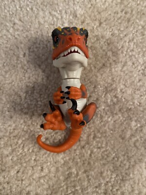 Fingerlings Untamed Dinosaur Raptor Ripsaw Fingerling Velociraptor Red ...