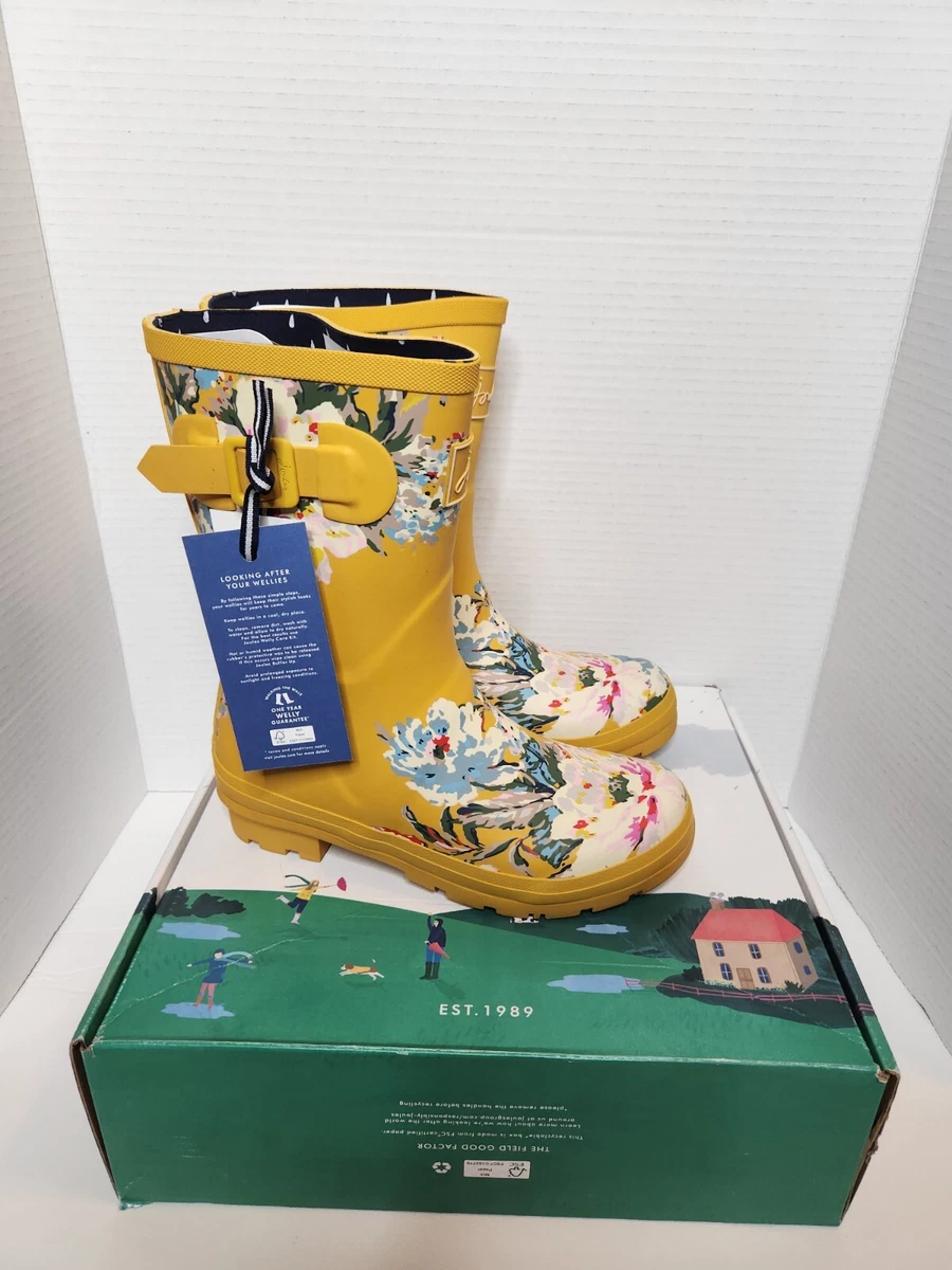 Yellow Rain Boots Outfit