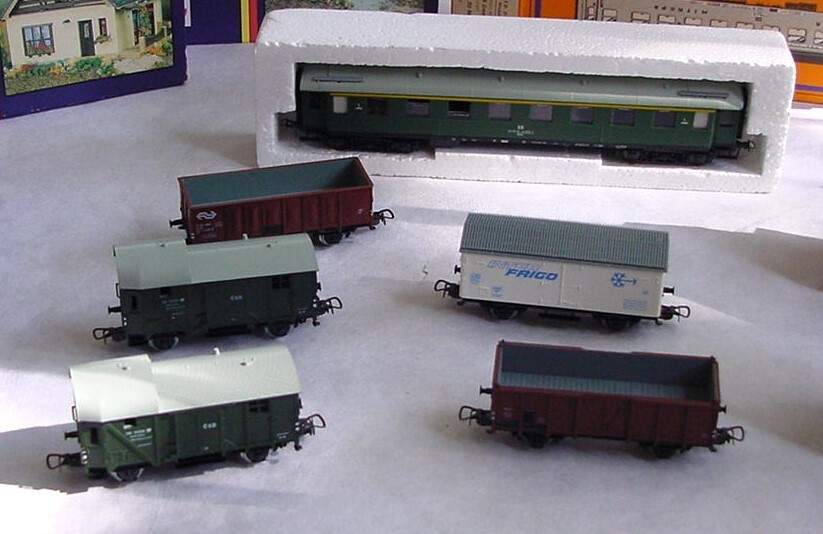 20 VINTAGE PIKO EAST GERMANY HO TRAIN RAILROAD CARS, BUILDINGS ...