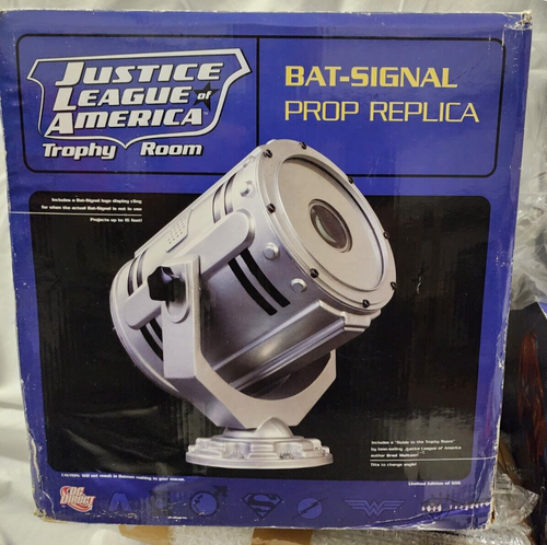 DC COMICS JLA TROPHY ROOM BATSIGNAL BAT-SIGNAL PROP REPLICA MIB ...