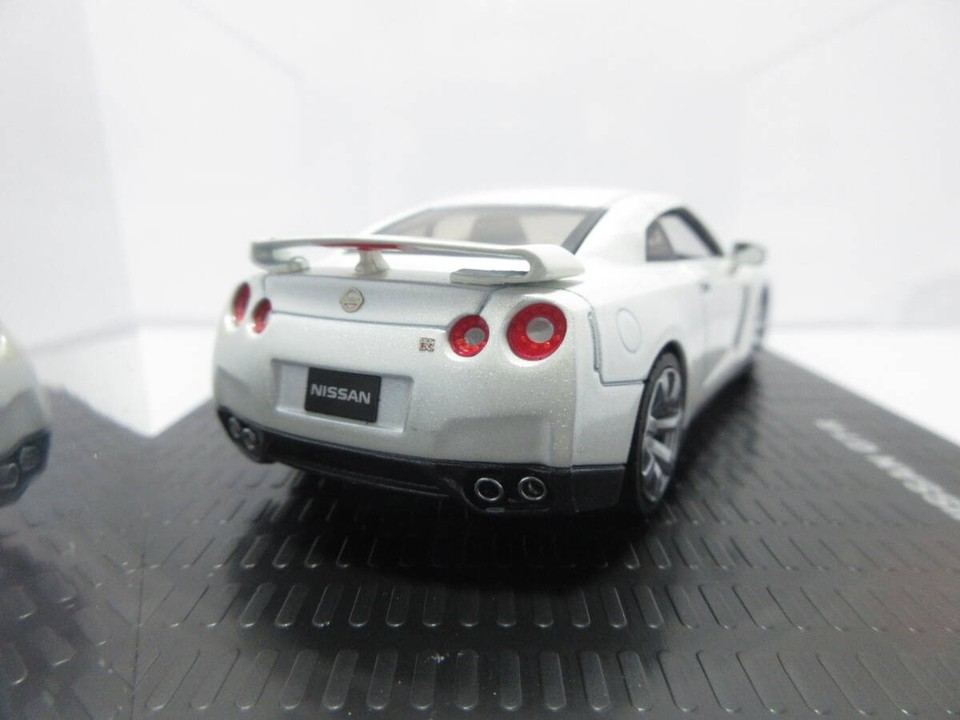 1/43 Nissan GT-R R35 Dealer Custom Mini Car Brilliant White Pearl Color ...