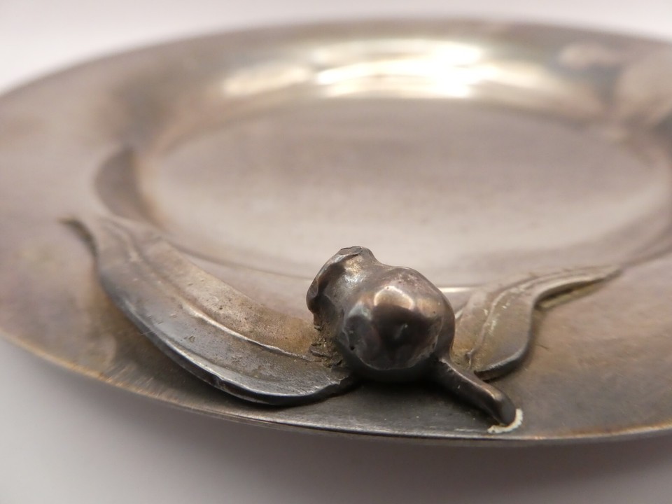 VINTAGE AUSTRALIAN SILVER PLATED PLATE BOWL DISH APPLIED GUM LEAF NUT ...