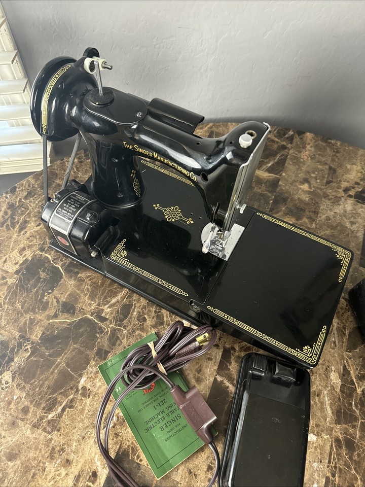Singer Portable Featherweight Sewing Machine 1950 Centennial W Case ...