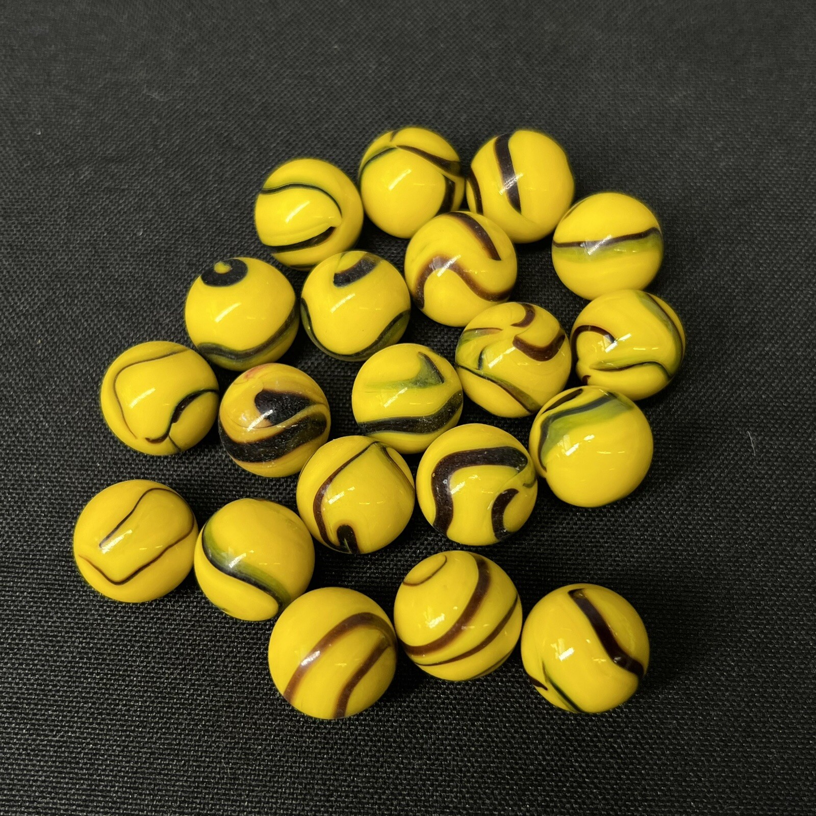 LOT OF VINTAGE PELTIER BUMBLE BEE BLACK YELLOW SWIRL GLASS MARBLES .6 ...