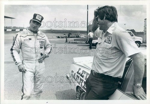 1981 Press Photo Auto Racing Driver Johnny Rutherford With Buddy ...