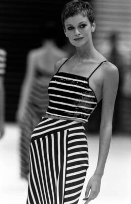 Sarah Murdoch model in a Gianfranco Ferre fashion show 1993 Photo 11 | eBay