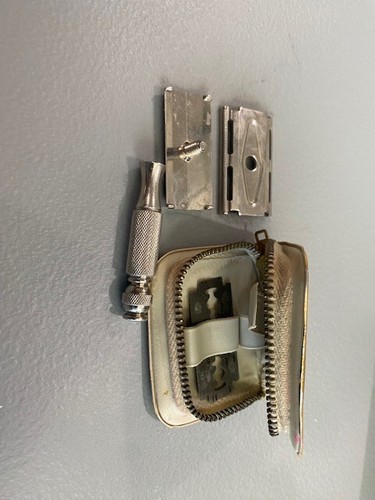 GILLETTE Vintage Mini Travel Shaving Razor And Blade Set Gold Zip Case ...