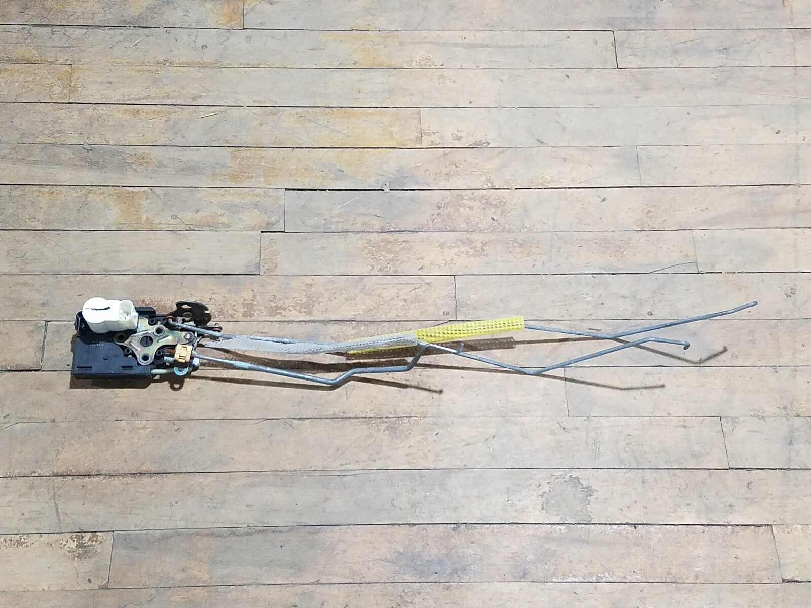 2004 2005 GMC Envoy XUV Door Lock Actuator w Arms Rods Front Passenger ...