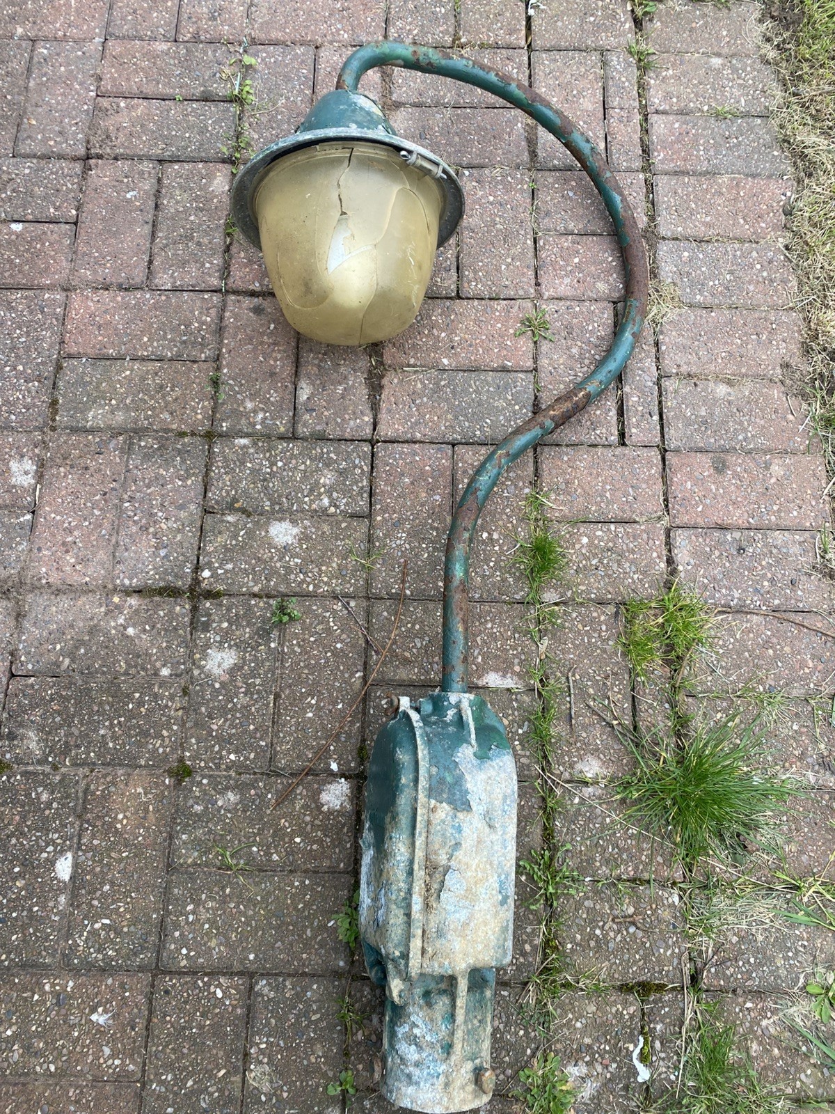 Thorn Beta 4 Industrial Swan Neck Cast Iron Street Lamp with AC Ford ...